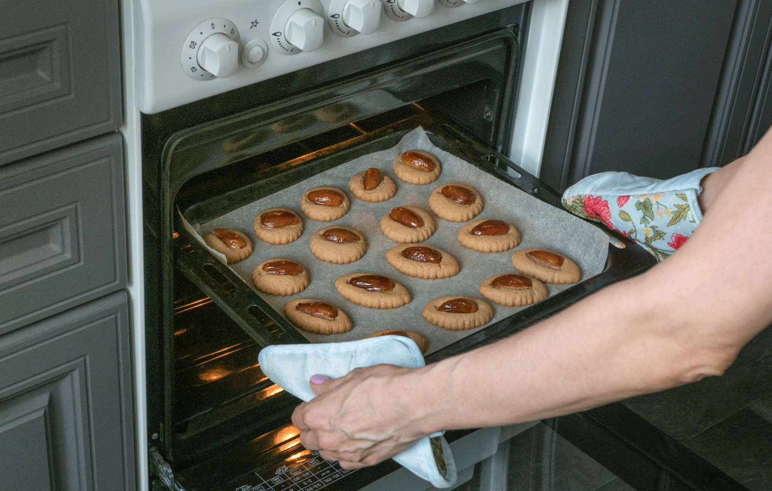 The Right Way to Handle a Hot Baking Tray